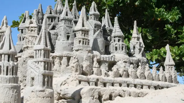 O passado difícil do homem que ganhou fama como rei de um castelo de ...