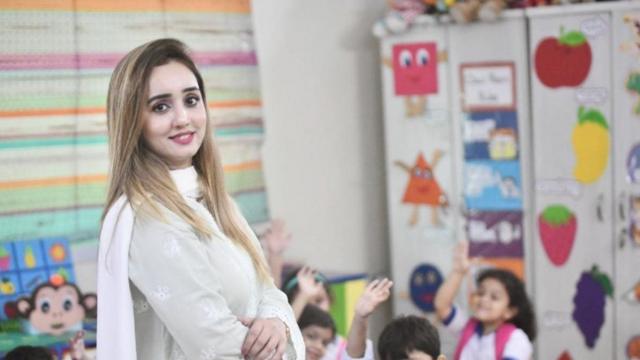 کیمبرج ڈیڈیکیٹڈ ٹیچر ایوارڈ جیتنے والی عروسہ جن کے رویے سے وہیل چیئر پر ...