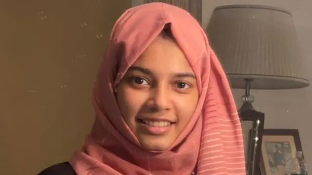 ইসলাম: ভারতের এক তরুণী ১৪ মাসে তৈরি করেছেন কোরআনের অপূর্ব নকল - BBC ...