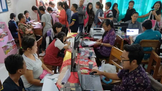 PPDB sistem zonasi: Banyak problem di lapangan, Kemendikbud bentuk satgas - BBC News Indonesia