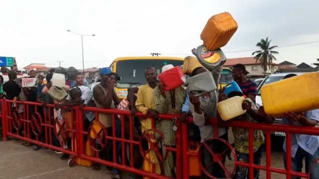 Nigeria: Government don order NNPC to clear fuel queues - BBC News Pidgin