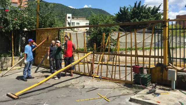 "Nos sacaron a empujones, con una pistola en la cabeza": el violento ...