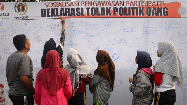 Kompetisi pemilu semakin sengit, politik uang 'semakin rawan' - BBC ...