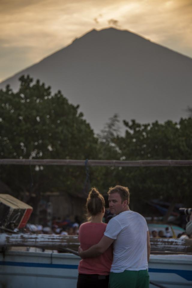 'Ada rekahan di kawah Gunung Agung, magma terlihat di permukaan' - BBC News Indonesia