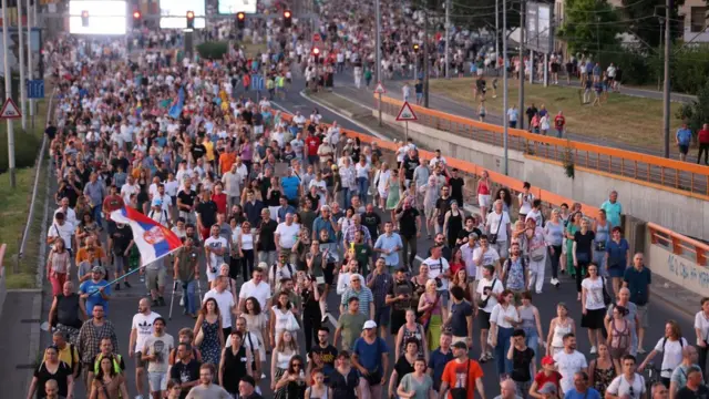 Srbija i politika: Opozicija ponovo na ulicama Beograda, traže izbore i bolji tretman na RTS-u ...