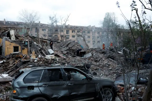 Rusija i Ukrajina: U ruskom napadu na Kijev 12 mrtvih, Tramp: 'Putine, STOP!' - BBC News na srpskom