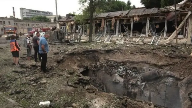 ارتفاع حصيلة القتلى في القصف الروسي على مطعم أوكراني إلى 11 شخصاً - BBC ...