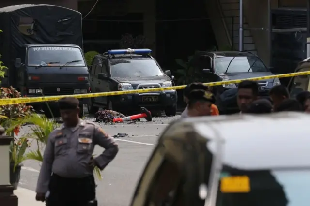 Bom Medan: Ledakan 'bunuh diri' di Polrestabes, polisi 'jadi musuh nomor satu' - BBC News Indonesia