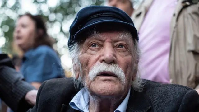 Manolis Glezos, la larga y azarosa vida del adolescente que retiró la ...