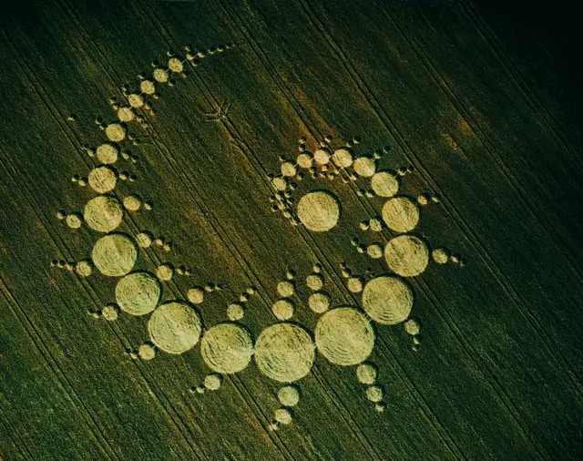 'Crop circle' di pedesaan Inggris dan kontroversi di sekelilingnya ...