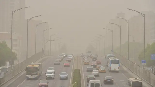 Badai debu menyapu Beijing dan beberapa kawasan Cina lain - BBC News ...