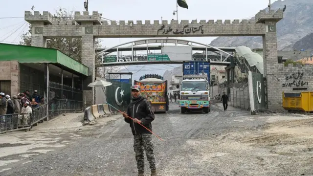 درگیری مرزی بین افغانستان و پاکستان؛ مرز تورخم برای دومین روز بسته ماند - BBC News فارسی