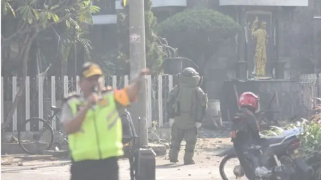 Tokoh Agama Dan Ormas Masyarakat Mengutuk Serangan Bom Tiga Gereja Di
