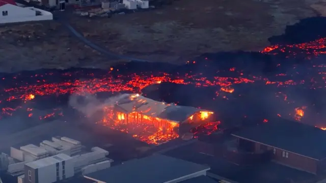 Island: Nova erupcija vulkana, lava ugrozila ribarski grad Grindavik ...