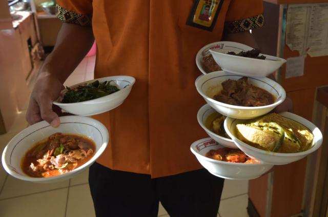 Rendang, tradisi merantau orang Minang dan sejarahnya yang rumit - BBC ...