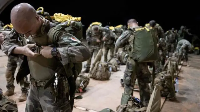 Me ya sa har yanzu wasu ƙasashen Afirka ke maraba da sojojin Faransa ...