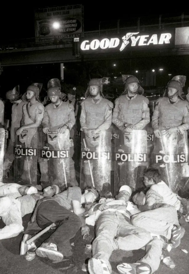 Hari-hari jelang Reformasi 1998 dalam gambar dan catatan - BBC News ...