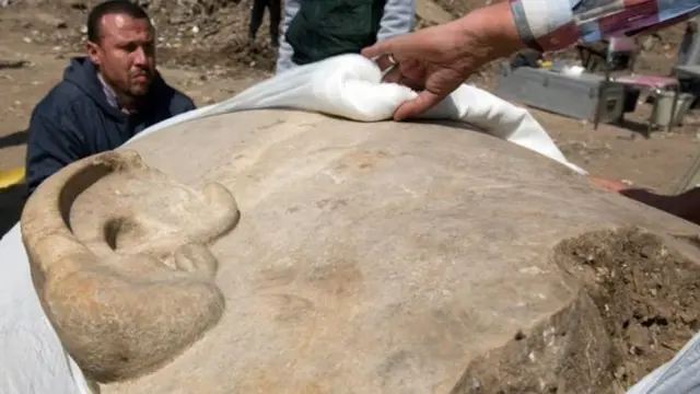 Mesir angkat tubuh patung 'Firaun Ramses II' dari dalam tanah - BBC ...