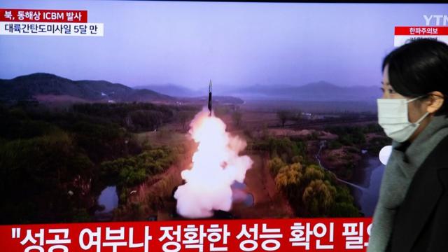 北朝鮮、長距離弾道ミサイルを発射 固体燃料型ICBMと韓国 - BBCニュース