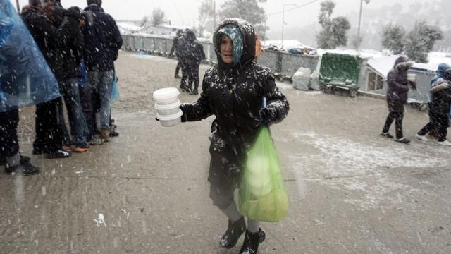 La dura ola de frío que golpea a los migrantes y refugiados en Europa ...