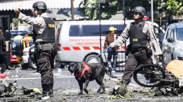 Serangan bom gereja Surabaya: Presiden Jokowi sebut 'sungguh biadab' - BBC News Indonesia