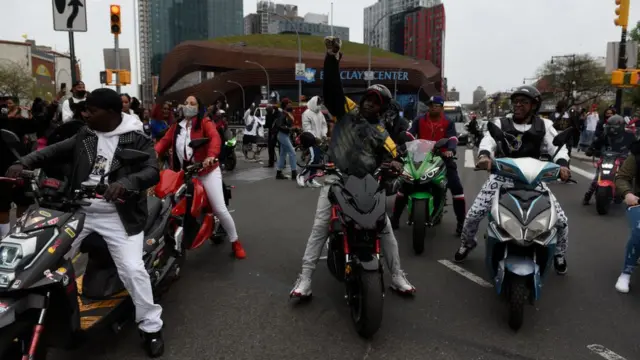 DMX casket: Pictures from Earl "DMX" Simmons memorial service - BBC ...