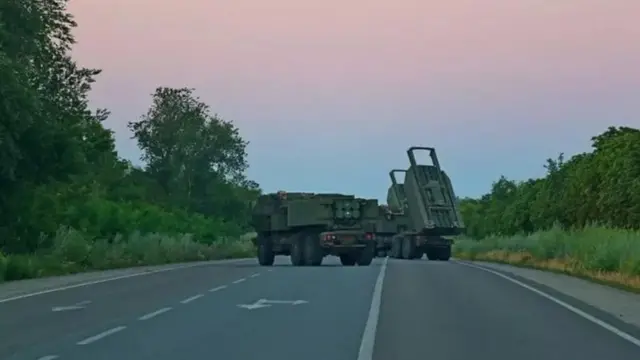 Україна отримала довгоочікувані MLRS. Чим вони відрізняються від HIMARS - BBC News Україна