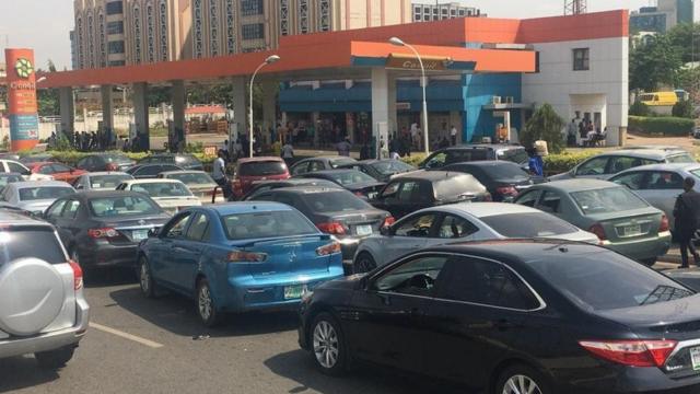 Fuel scarcity Abuja: NNPC dismiss long queues for petrol stations inside Nigeria capital - Fotos ...