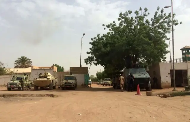 الاشتباكات في السودان ما تأثير فرار عدد من أركان نظام البشير من سجن