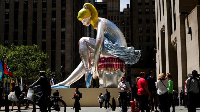 Надувная балерина в США оказалась копией украинской статуэтки - BBC ...