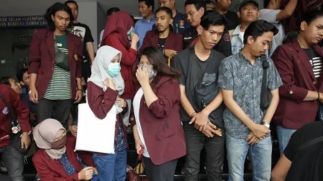Penangkapan mahasiswa pasca demo di DPR disebut 'melanggar KUHAP' dan 'bentuk teror untuk ...
