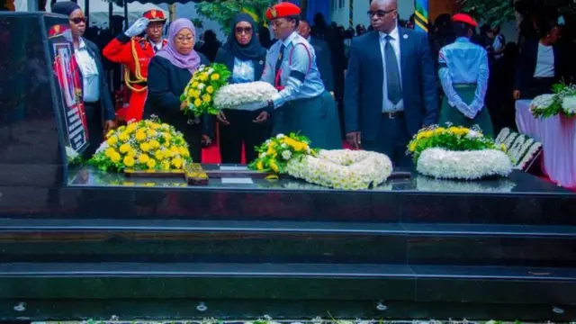 Habari katika Picha: Rais Samia Suluhu Hassan akiongoza wengine kuweka ...