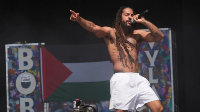 Bob Vylan, el controvertido dúo que enfrenta una investigación criminal ...