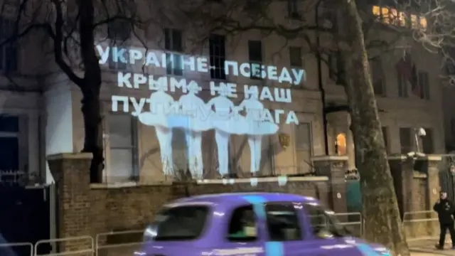 Акции солидарности в поддержку Украины в разных странах Фото Bbc