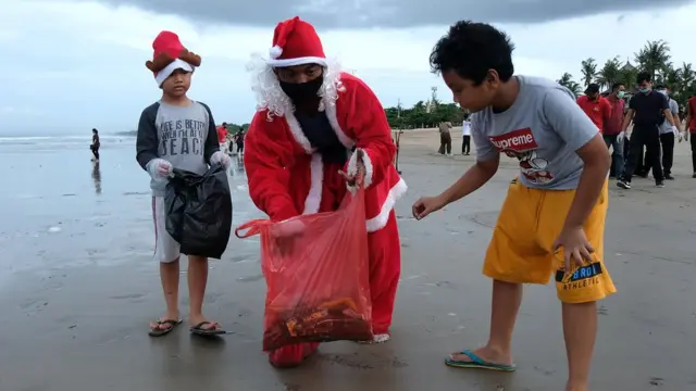 Potret perayaan Natal dari penjuru dunia: Sinterklas yang membersihkan ...