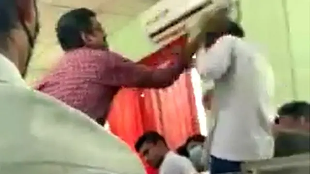 Vijayawada: Sri Chaitanya కాలేజీలో విద్యార్థిని కాలితో తన్నుతూ దాడి చేసిన లెక్చరర్.. ఎందుకు? ఆ ...