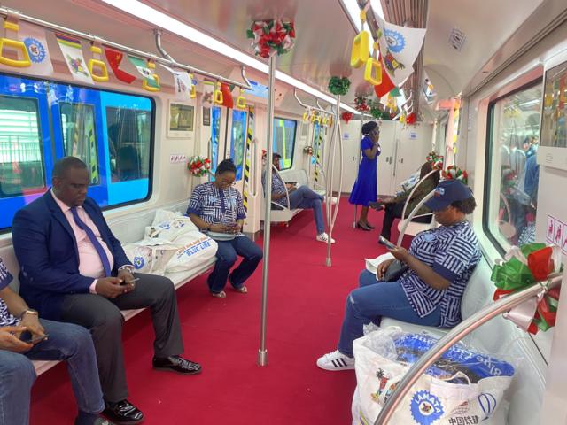 Lagos Blue Rail Line: Buhari commission train wey go run on electricity ...