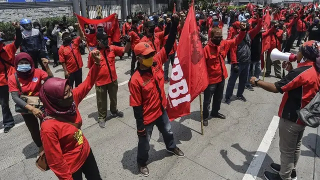 Omnibus Law Cipta Kerja Picu Unjuk Rasa Yang Diwarnai Tembakan Meriam