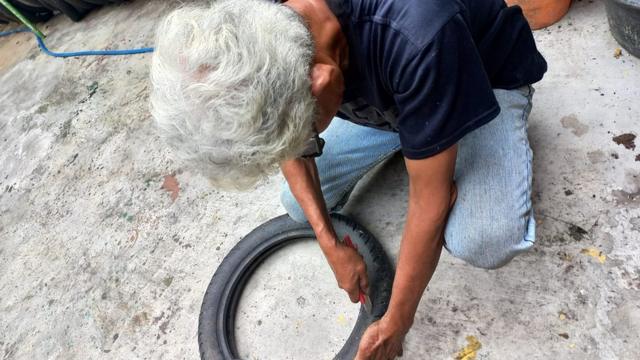 Daur ulang ban bekas: Supriatna mencari generasi penerus untuk ...