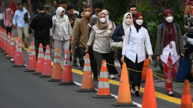 Uji emisi sampai semprot jalan - Upaya pemerintah berhasil turunkan tingkat polusi udara Jakarta ...