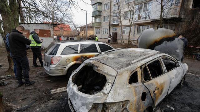 Rusija i Ukrajina: Veliki ruski napad na Kijev - krateri na ulicama, spaljeni automobili, ljudi ...