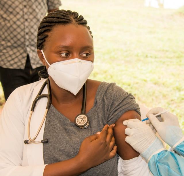 Rwanda - Covid-19: 'Ndishimye ko banteye urukingo' – umuganga w'i ...