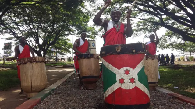 A la découverte du tambour burundais, un instrument interdit aux femmes ...