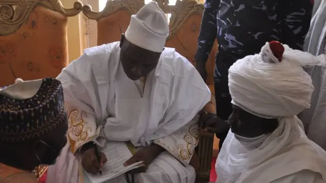 Gwamnatin Gombe ta naɗa sabon Sarki 'Mai Tangale' - BBC News Hausa