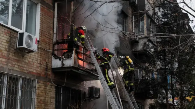 Нові обстріли України. У Києві горять багатоповерхівки, є влучання у Львові, Рівному та Харкові ...