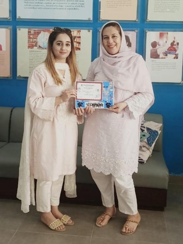 کیمبرج ڈیڈیکیٹڈ ٹیچر ایوارڈ جیتنے والی عروسہ جن کے رویے سے وہیل چیئر پر ...