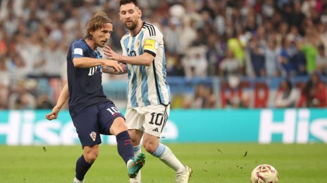 كأس العالم 2022 هل يعد ليونيل ميسي أفضل لاعب في تاريخ كرة القدم؟ Bbc