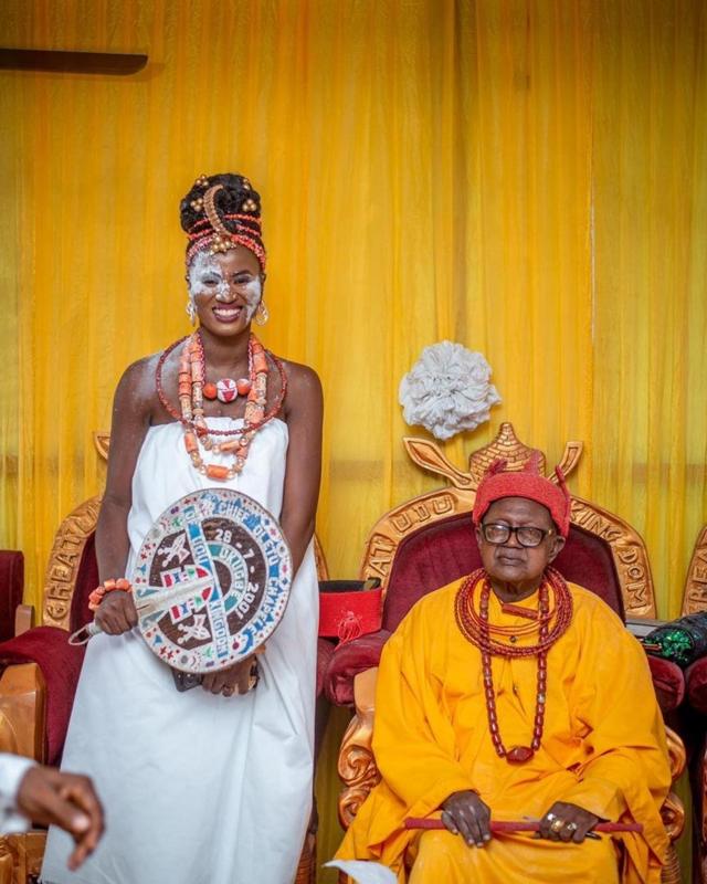 Tracy Chapele: Woman break '100 years' record to collect chieftaincy ...