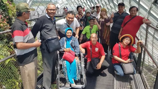 Kisah Fredy Candra yang mengajak puluhan gurunya jalan-jalan ke luar ...
