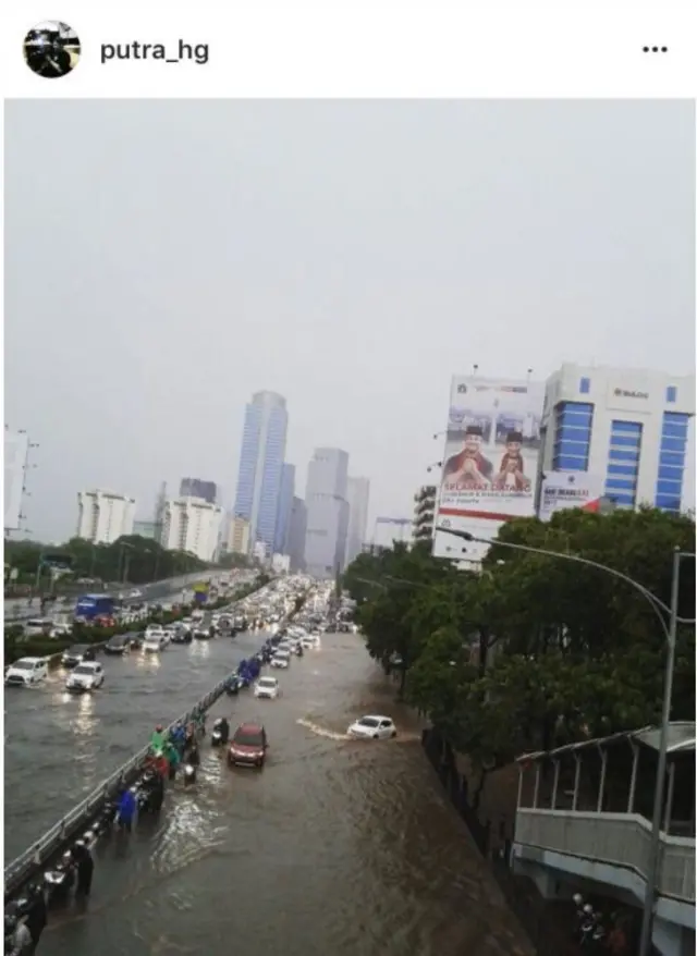 Banjir melanda, separuh ibu kota Jakarta sempat lumpuh - BBC News Indonesia